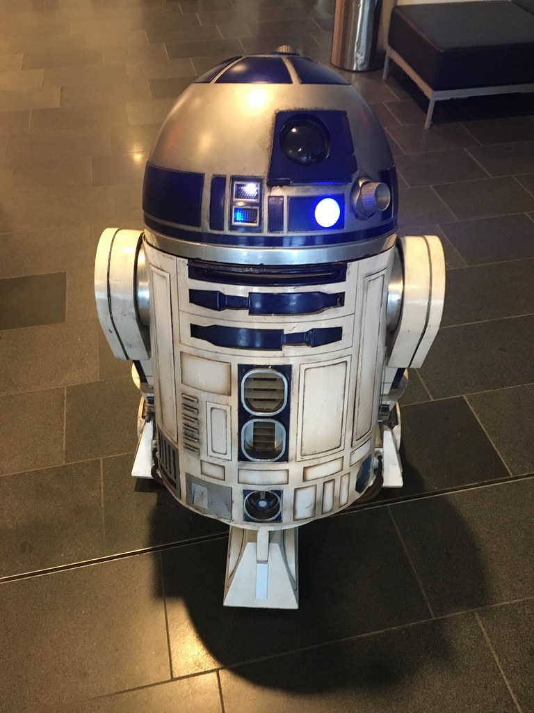 Anche il droide R2-D2 in giro per Galaxy's Edge a Disneyland!